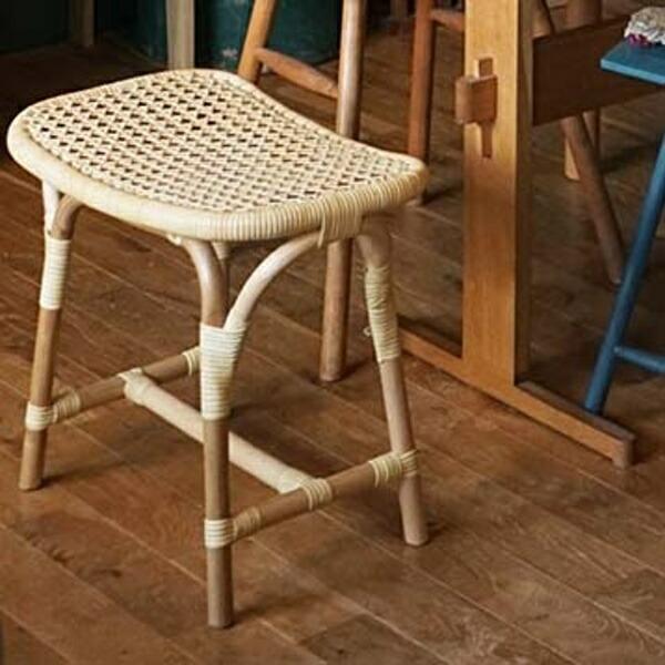 アクシス AXCISより、tuttu ラタン四角スツール HS3220 のご紹介です。■「tuttu ラタン四角スツール」は座面が広めでゆるやかにカーブしているので、座ったときも体を受け止め安定感があります。座面高は約42cmと、一般的な日...