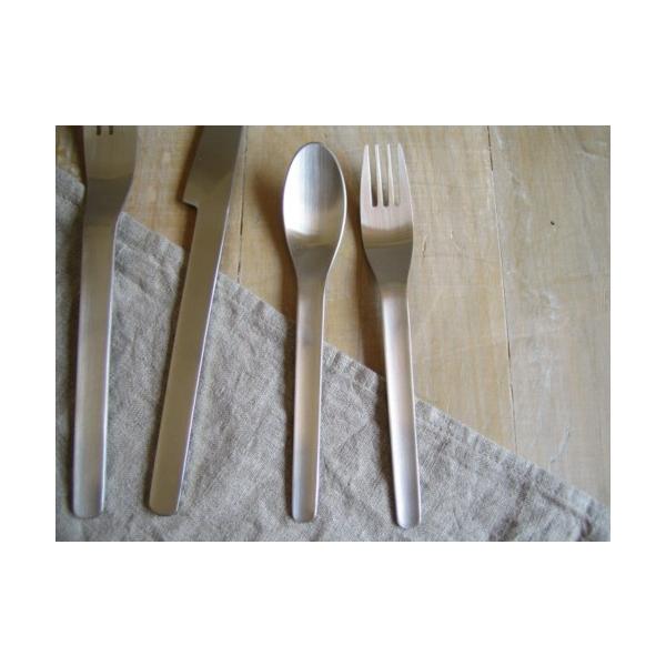 スタジオエムよりつや消しタイプのカトラリーのご紹介です。STUDIO M'の刻印が入っています。□サイズ：スプーンS L160　W25フォークS L162　W21マットな表面仕上げなので、洋食器だけでなく和食器と合わせてもモダンでシックな感...