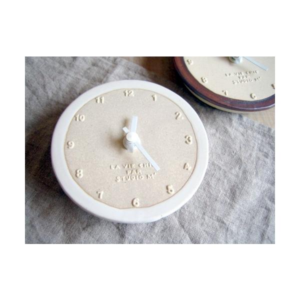 スタジオエムより定番として人気の陶製の時計のご紹介です。□サイズ：Ф118mm裏側に1箇所ひっかけ部分がありますので、壁掛け用にもご使用できます□素材：陶器、乾電池1個付