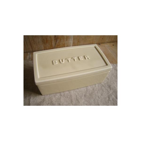 スタジオエムよりバターケースのご紹介です。□サイズ：W144×D76×H55mm、□容量：バター200gサイズ□素材：半磁器※画像のバターナイフは含まれません
