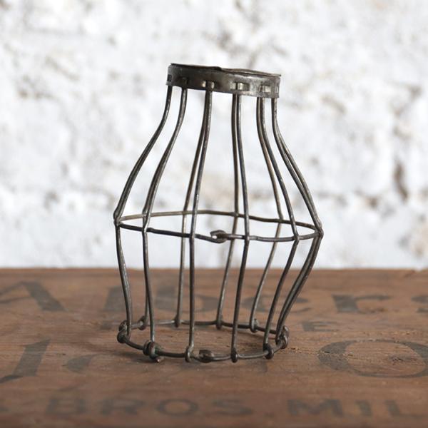 ■商品名 / BULB GUARD SHADE■SIZE /  H 13cm 　直径 10cm　口径 3.5cm■品番 /  a2208-010ガードシェードです。Hubbell の刻印も確認できます。1908年ですので雰囲気も抜群ですね。