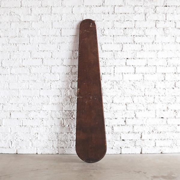 ■商品名 /  WOODEN TOP BOARD■SIZE /  H 138.5cm　W 29cm　D 2.5cm■品番 /  a2209-013ヴィンテージの板です。何に使用されていたかは不明です。良い雰囲気と形なので買い付けました。天板...