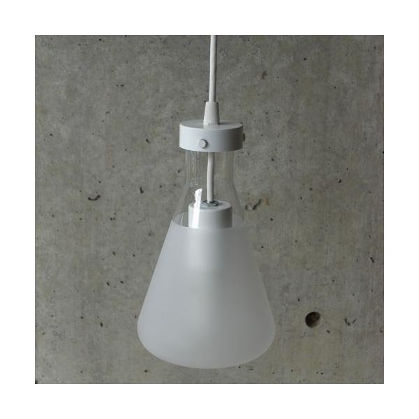 理科実験に使用する「三角フラスコ」のペンダントランプです。 実験器具が持つ無駄のないフォルムには独特の魅力があります。 実際の三角フラスコを使用していますので、フラスコ下部のサンドブラストが施された部分は、 あたかも実験用の溶液が入っている...