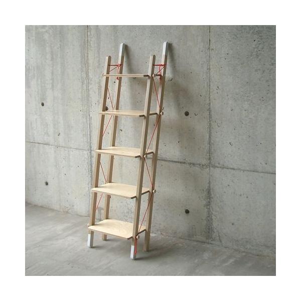 折畳みできるシューズラックです。2段目4段目の棚板を跳ね上げて、ブーツの収納も可能です。 アクセントの赤い紐には、鍵、靴べらなどを掛けられ便利です。脚の白い部分はゴム塗料の為、 床や壁を傷つけず滑り止めの効果も。リビングラックとして本や雑誌...