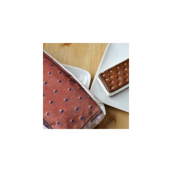美味しそうな巨大なアイスクリームサンド・・・でも間違って食べちゃわないでください！こちらはアイスクリームサンド型のキュートな小物入れ。デザインだけでなく実用性も抜群！収納ポケットはチャック開閉。小物入れとしてはもちろん、細長い形は筆箱にもぴ...