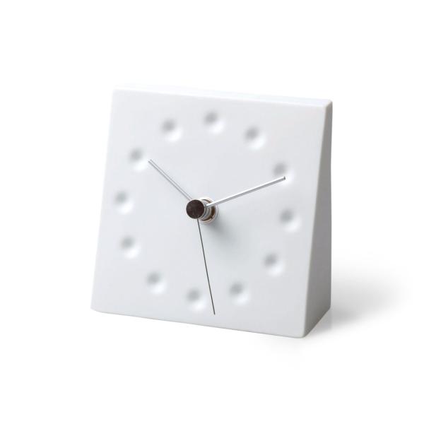 Lemnos（レムノス）DROPS DRAW THE EXISTANCE KC10-12は、デザイナー塚本カナエによる、重力の形をテーマにした北欧風のおしゃれな置き時計です。雨の雫が地面に描くかたちをモチーフに、滑らかな凹凸と陰影が詩的な静...