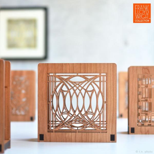 ■ サイズ: W約15.2cm x H約15.2cm x D約5.8cm ■ 重量: 約200g■ 素材: 木 (チェリーウッド仕上げ）■ パッケージあり （パッケージサイズ: W約19.2cm x H約18.8cm x D約8.5cm）■...