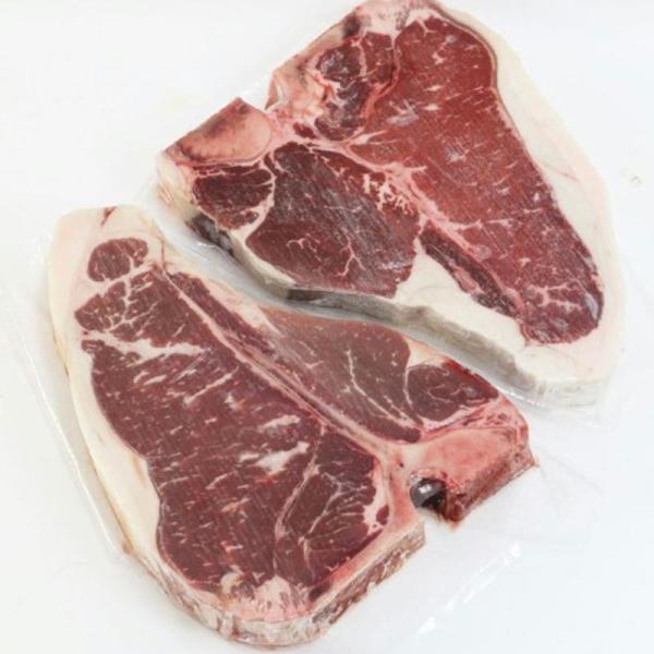 肉の王様ジューシーな「サーロイン」と上質で希少な「ヒレ」の高級肉の2種を楽しめる贅沢でワイルドな一品。旨味が凝縮された骨周りの肉もまた格別な味わいです。迫力のある大きさも好評です。品名　オーストラリア産Ｔボーンステーキ内容量　400gx2賞...