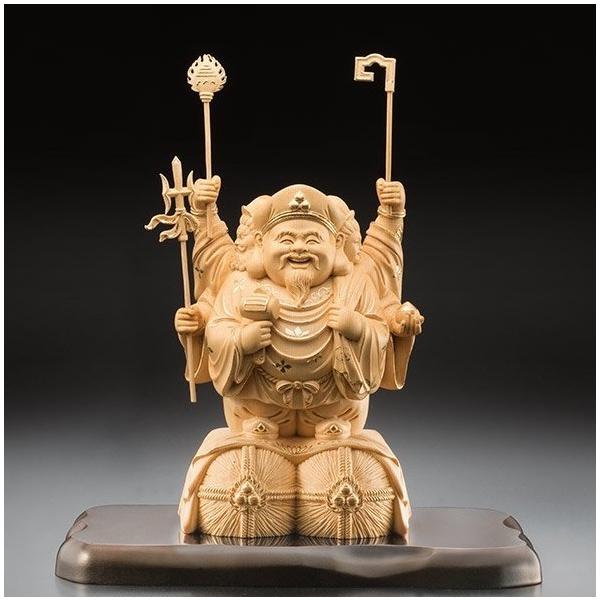 天然檜から手彫りで彫りあげられた三面大黒天像です。三面大黒天とは、真ん中に大黒天・向かって右に弁財天・左に毘沙門天の二天が。その背後から両手と顔をのぞかせる三天合体の像です。像は全体を通して檜と金の装飾で構成されており、美術品として価値のあ...