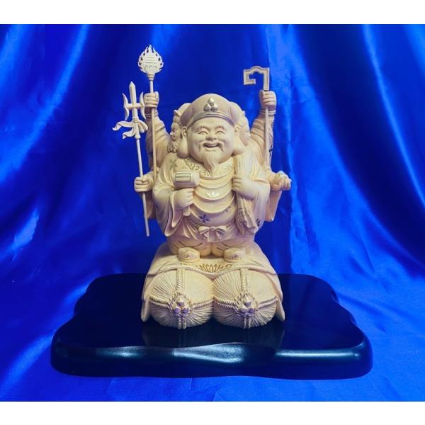 天然檜から手彫りで彫りあげられた三面大黒天像です。玄関や居間に飾るのに適した小サイズ。三面大黒天とは、真ん中に大黒天・向かって右に弁財天・左に毘沙門天の二天が。その背後から両手と顔をのぞかせる三天合体の像です。中国仏像彫刻界の名門・葉家の五...