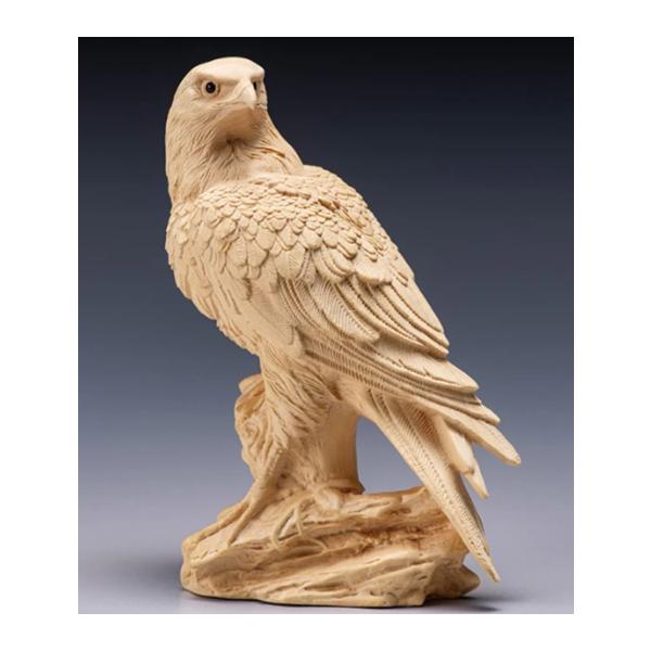 品名：黄楊一木彫り「勝利の鷹」サイズ(約)：高さ14×幅10×奥行6cm重量(約)：180g材質：黄楊（つげ）、黒曜石（眼）生産国：中国広告文責：株式会社アンテル／お問い合わせ先：03-6264-8629※天然のツゲ材を使用し、手作業で制作...