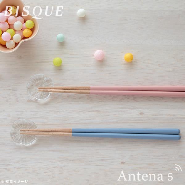 商品名：BISQUE ペア箸＆箸置きセット 瓢 HISAGOサイズ：箸 23cm箸置き W4xD4xH1.2cm素材：箸　天然木（ブナ）箸置き　ガラス備考：日本製（箸のみ）※ 箸のみ食洗器　使用可