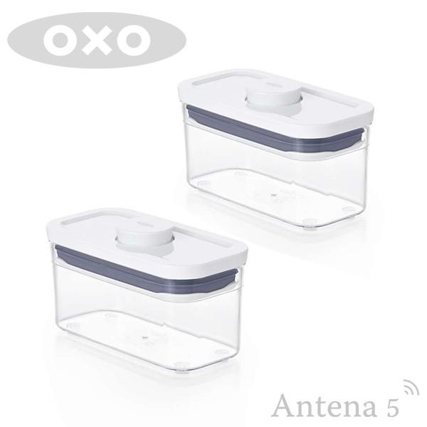 「OXO（オクソー）」の片手で簡単に開閉できる乾燥食品用の保存容器、ポップコンテナのミニ×2個セットです。フタ部分の横幅8cm×奥行16cmの長方形タイプ「スリムレクタングル」シリーズです。フタの真ん中についているボタンを押すだけで開き、ポ...