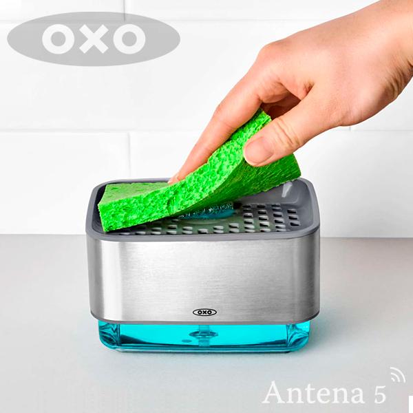 「OXO（オクソー）」のスポンジホルダーとソープディスペンサーの2役をこなすスポンジホルダー(ソープディスペンサー付)です。「洗剤ディスペンサー」と「スポンジホルダー」が一つにまとまったデザインで、狭いシンク周りでもスッキリ置けます。上部は...