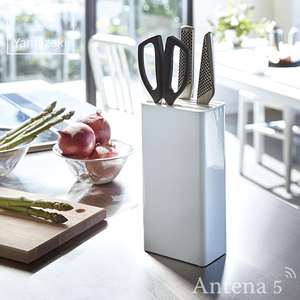 シンプルなデザインの「tower」シリーズのキッチンナイフ＆ハサミスタンドです。包丁とキッチンばさみをまとめて収納しておけるスタンドです。倒れにくいように本体に重量を持たせてあります。キッチンバサミもしっかりホールドしておけるように考えられ...