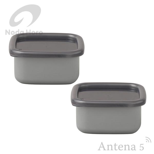 商品名：ホワイトシリーズ ＋Gray スクウェア シール蓋付（S）×2個セットサイズ：W106×D100×H54mm（1個あたり）素材：琺瑯用鋼、EVA樹脂（シール蓋）重量：約130g（1個あたり）容量：0.32L（1個あたり）備考：シール...