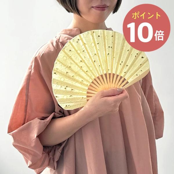 扇子のシリーズのRICCAです。新緑から暑い季節にかけて、RICCAのアイテムで快適に過ごしてみてはいかがでしょうか。明るめのトレンドカラーは、持つだけでオシャレ感がグッと増します。使いやすいシンプルな幾何学模様のレース柄です。◆商品詳細品...