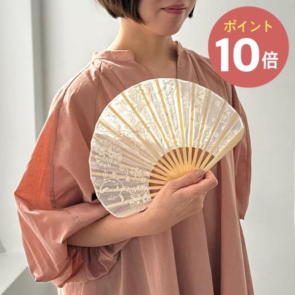 扇子のシリーズのRICCAです。刺繍がほどこされた透け感のある生地は、夏らしく上品な雰囲気を演出します。新緑から暑い季節にかけて、RICCAのアイテムで快適に過ごしてみてはいかがでしょうか。◆商品詳細品番：15014原産国：中国SIZE：W...
