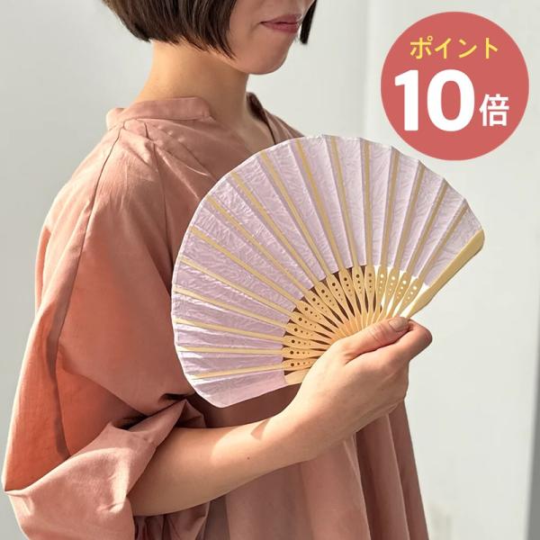 扇子のシリーズのRICCAです。花の模様がエンボスで表現された生地に、キラッと光る銀糸がポイントの涼しげな扇子です。控えめな可愛らしさが魅力なデザインです。新緑から暑い季節にかけて、RICCAのアイテムで快適に過ごしてみてはいかがでしょうか...