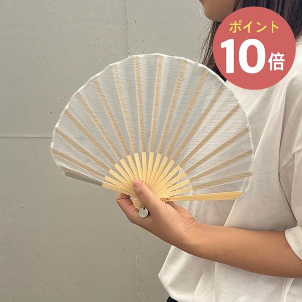 扇子のシリーズのRICCAです。新緑から暑い季節にかけて、RICCAのアイテムで快適に過ごしてみてはいかがでしょうか。キラキラとした銀糸が入った、チュール素材の透け感がキュートな扇子です。RICCAのワンポイントのチャーム付きです。◆商品詳...