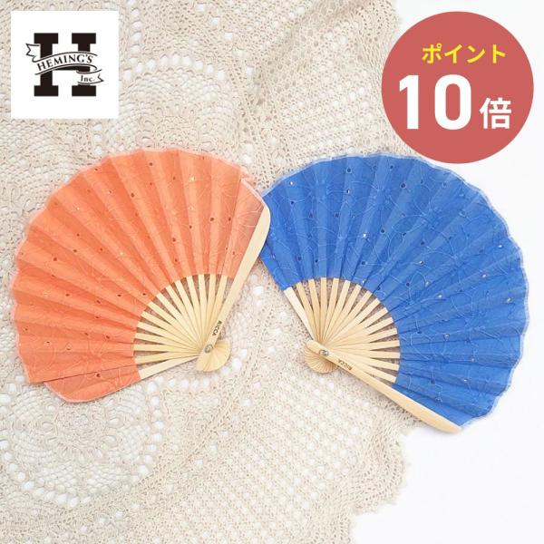 明るめのトレンドカラーは、持つだけでオシャレ感がグッと増します。刺繍がほどこされたコットンレース生地で、明るめのトレンドカラー。・R-02 ［14887］ メロー扇子 (RICCA)・サイズ:W27×H21.5 (cm)・素材:綿・原産国:...