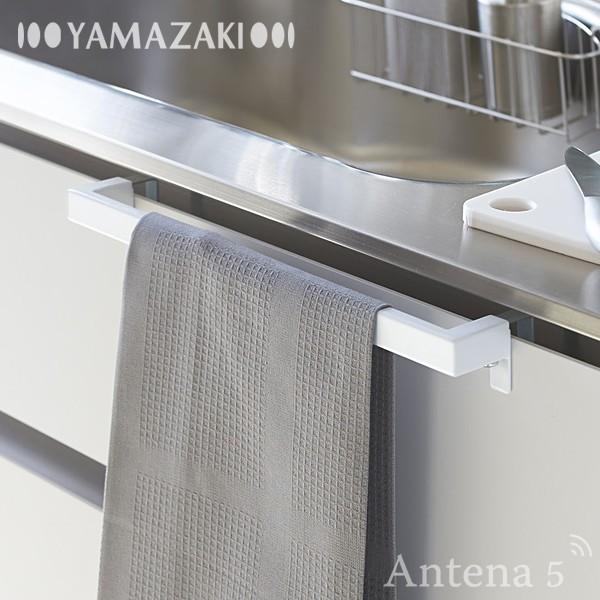 シンプルなデザインの「tower（タワー）」シリーズから、流し台や洗面台のドアに簡単に取り付けられるタオルハンガー ワイドです。ワイドはタオルを折り畳まずに掛けられるサイズです。レールハンドルタイプの扉にも取付可能です。使用時にも傾きにくい...