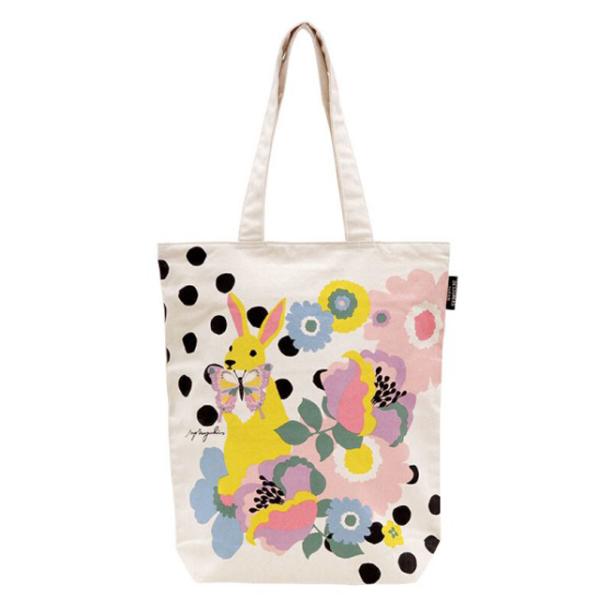オーガニックコットンの優しい風合いに、うさぎさんが入ったカラフルな色遣いのプリントのキャンバス地バッグ♪ポケットが豊富で多収納！ファスナー付なので様々なシーンで使えるコットンバッグです。■サイズ：約W36cm×H40cm　マチ：10cm　持...