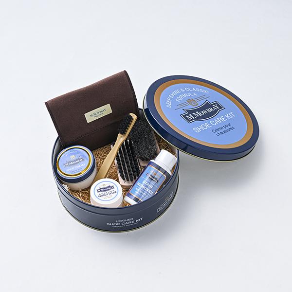 靴磨きに必要なアイテムを1缶に入れたスターターシューケアセット。M.モゥブレィブランドのシューケアプロダクツはプロのシューファクトリーやシューブランド、靴愛好家の方々から数多くの支持を得ているシューケア(靴のお手入れ)製品のトップブランドで...