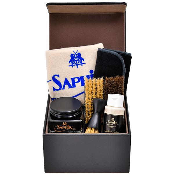 [素材]コットンクロス：綿100%、磨きあげ用グローブ：ナイロン100%、馬毛ブラシ：馬毛・天然木、豚毛ブラシ：豚毛・天然木、アプライブラシ：豚毛・竹[セット内容]レザーバームローション50ml、クレム1925（黒）75ml、コットンクロス...