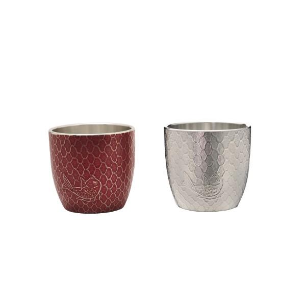 鯛が描かれた大阪錫器のぐい呑み。めでたい席にふさわしい一品です。錫器の持つ不思議な特性と深い味わいをお楽しみ下さい。【大阪錫器】大阪錫器は国家資格をもつ伝統工芸士が4名在籍し錫製品のみ製作する職人集団。職人により一つひとつ昔ながらの製作方法...