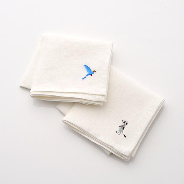 リネン100%の刺繍入りハンカチです。リネンはフラックスという麻の1種を加工した天然織物で、優しい肌触りと独特な光沢が人気。洗濯に強く、汚れも落ちやすいことから、ホテルのシーツなどに使われるほどです。リネンのハンカチは、吸水性・発散性も良く...