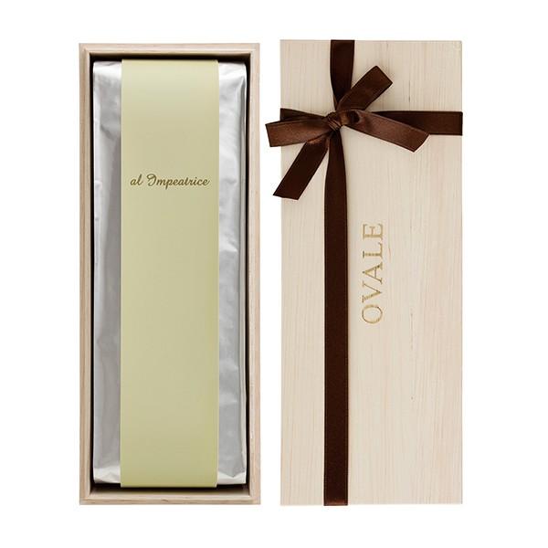 OVALEこだわりの卵をたっぷり使用し、しっとりと焼き上げたスポンジケーキを「ドンペリニヨン」に浸して約1か月間寝かせた至福の大人のためのケーキ。「生活の中においしい笑顔がもっと増えますように」と願い、お菓子作りの原料にこだわった『OVAL...