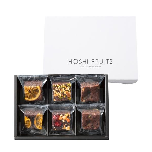 ナッツとドライフルーツを使ったブラウニー。濃厚なチョコレートの生地に香ばしいナッツや甘酸っぱいフルーツをトッピング。ピスタチオとアーモンド、ゴロっとしたパイナップルやネーブル、たっぷりのドライフルーツとナッツ・・・。美味しさをぎゅっと詰め込...