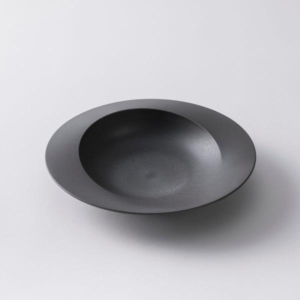 いつもの料理を盛り付けるだけでちょっと特別なおうちご飯を演出できる、美しさと機能性を兼ね備えた深皿です。＜ARAS＞食体験をもっと気軽に、豊かに、楽しく、という思いを込めて。1000回落としても割れにくい素材を採用し、食洗機や漂白剤も使用可...