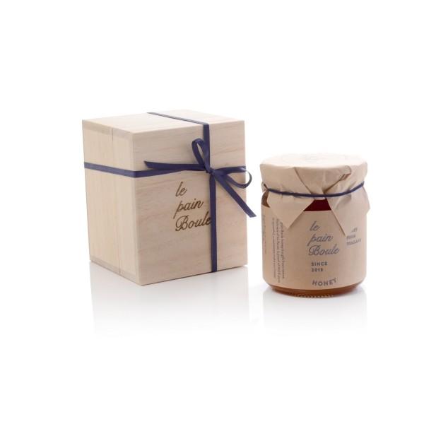 風味の豊かさは100%純粋の証。ひとさじで甘い幸せに満たされる、自然の恵みのはちみつ。タイ北部、標高1000メートルほどの広大な山並みに白い花のじゅうたんが広がっています。この花が蜜のもととなる「ヒマワリヒヨドリ」です。このワイルドフラワー...