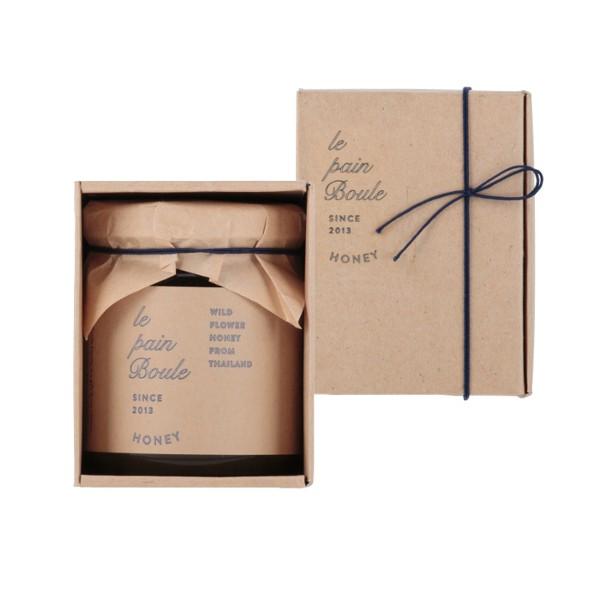 風味の豊かさは100%純粋の証。ひとさじで甘い幸せに満たされる、自然の恵みのはちみつ。タイ北部、標高1000メートルほどの広大な山並みに白い花のじゅうたんが広がっています。この花が蜜のもととなる「ヒマワリヒヨドリ」です。このワイルドフラワー...