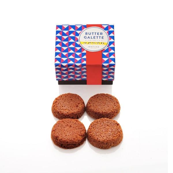 antinaオリジナルのバターガレットです。ざっくりとした素朴さの中に、焼き菓子の魅力がギュッと詰まったひと品。おいしさの秘密は風味豊かなフランス産のバターと、それをひきたてるフランス産のカソナードとゲランドの塩、タイ産のワイルドフラワーハ...