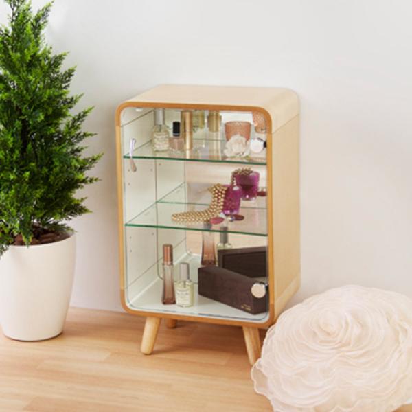 ×メール便不可！※詳細をPCサイトよりご購入前にご確認下さいませ。北欧テイストが魅力のガラスキャビネット。丸みのあるやさしいフォルムと脚付きデザインで、圧迫感なくすっきり設置可能。3段構造でコスメや雑貨をおしゃれに収納でき、ディスプレイ棚と...