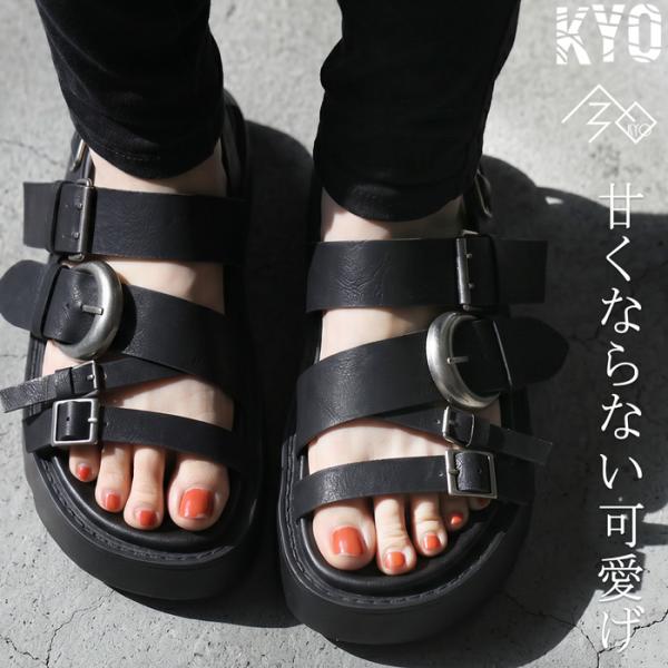 【発売日：2026年05月31日】×メール便不可！※詳細をPCサイトよりご購入前にご確認下さいませ。重なり合うベルトと存在感あるバックルが特徴のサンダルで、厚底ソールによる安定感と調整可能なストラップでフィット感を高めながら、フラットで歩き...