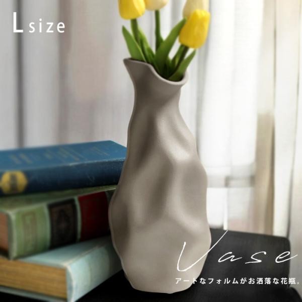 ×メール便不可！※詳細をPCサイトよりご購入前にご確認下さいませ。高さ約28cmのグレーセラミック製フラワーベースはマットな素焼き風の質感と不規則な凹凸デザインが特徴で、広めの口径で実用性も高くインテリアとしても絵になる送料無料雑貨です。