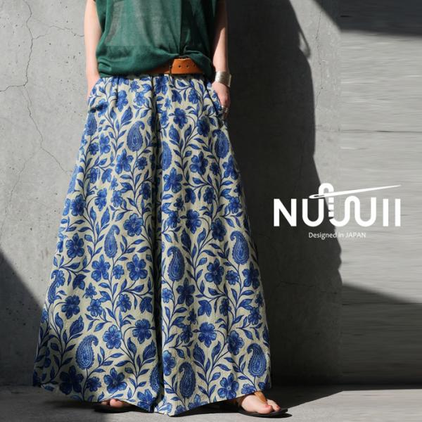 ◎メール便可！※詳細をPCサイトよりご購入前にご確認下さいませ。シフリー生地×プリントの奥行きある柄が魅力のワイドパンツ。スカート見えするフレアシルエットで軽やかに揺れ、ゆったりとした穿き心地で体型カバーも叶う。綿100％のやわらかな素材で...