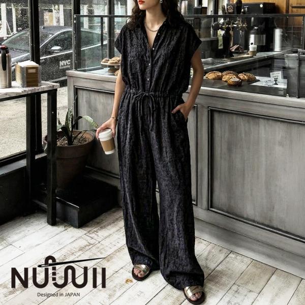 ×メール便不可！※詳細をPCサイトよりご購入前にご確認下さいませ。ドビー生地の立体感ある表情が魅力のサロペットで、ワイドなシルエットとウエスト紐仕様により体型カバーと快適な着心地を叶え、程よい丈感でバランスよく着こなせる一着です。