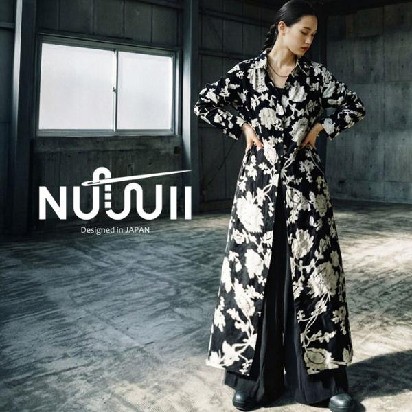 【発売日：2026年03月20日】◎メール便可！※詳細をPCサイトよりご購入前にご確認下さいませ。コットンドビー生地に花柄を施したロングワンピースは、程よく開いたシャツカラーのネックラインと長袖、足首にかかる丈感が特徴で、ストンと落ちるIラ...