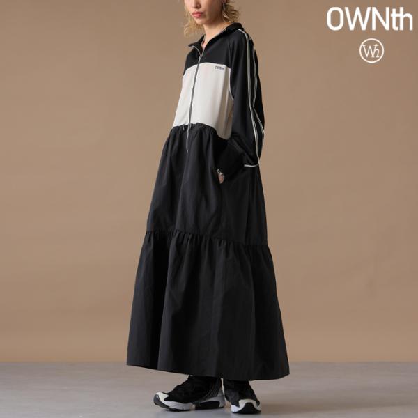 ×メール便不可！※詳細をPCサイトよりご購入前にご確認下さいませ。スポーティなラインデザインと異素材切替が目を引くロング丈のジップアップワンピース。ドロスト仕様のウエストとギャザー切替でシルエット調整も自在。軽やかな着心地とシワになりにくさ...