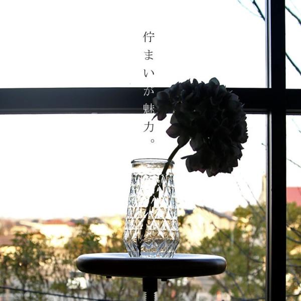 ×メール便不可！※詳細をPCサイトよりご購入前にご確認下さいませ。ウロコ模様の立体的なカットが光を受けて輝く、ガラス製のフラワーベース。直径11cm×高さ20cmの程よいサイズで、大口仕様のため花束やドライフラワー、枝物も美しく活けられます...