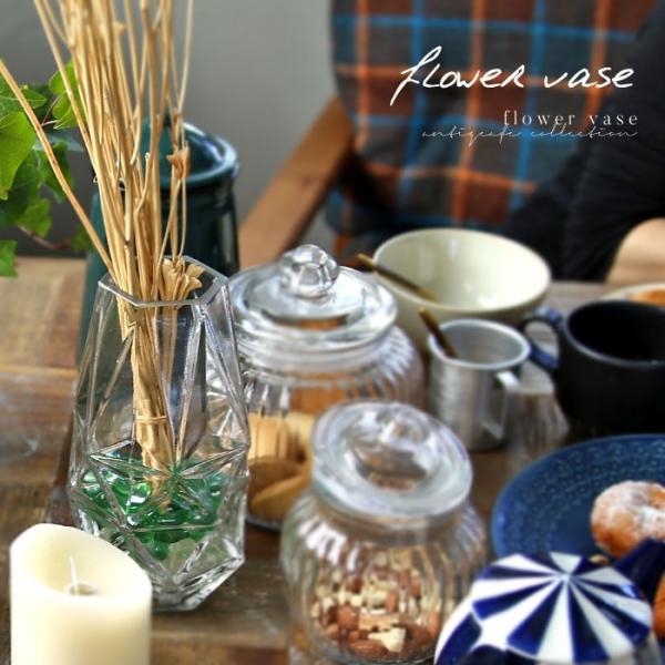 ×メール便不可！※詳細をPCサイトよりご購入前にご確認下さいませ。光を受けて美しく輝く多面カットデザインのガラス花瓶。直径約10cm・高さ約21cmの安定感あるサイズで、枝ものやドライフラワーとも好相性。厚みのあるガラスが重厚感と上質さを演...