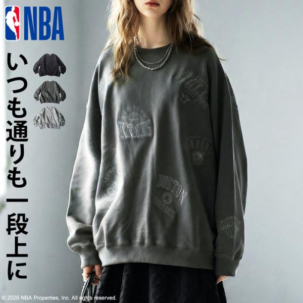 ×メール便不可！※詳細をPCサイトよりご購入前にご確認下さいませ。NBA公式ロゴの同色刺繍が映える、綿100％のユニセックススウェット。ドロップショルダーとオーバーサイズのゆったりシルエットで、ヒップまで隠れる丈感が自然に体型をカバー。男女...