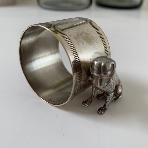 ドイツのWMF製のシルバープレートのナプキンリングです。お座りした犬が付いています。W55mm、内径41mmほどです。#ナプキンリング#イヌ好き#WMF#シルバープレート