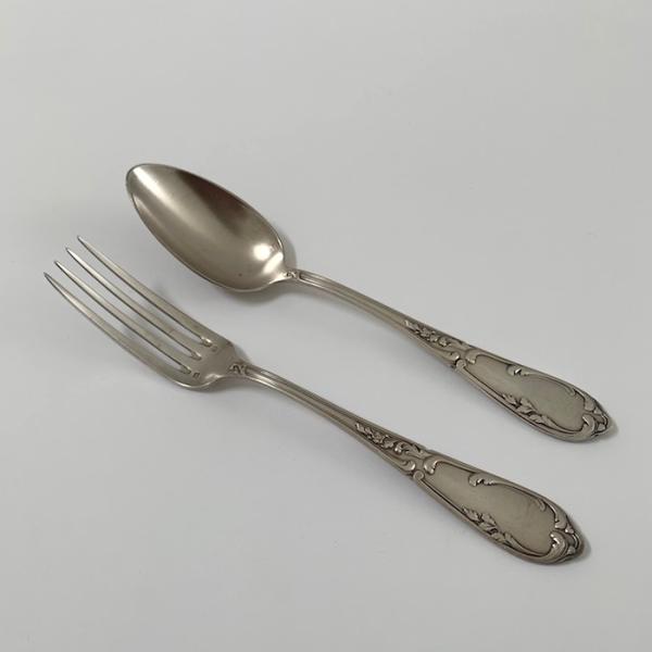 フランスの銀食器メーカー、SFAM（Societe Francaise d'Alliage de Metaux）製のシルバープレートです。"METAL ALLIAGE BLANC"、"84GR"、裏に"SFAM"の刻印があります。どちらも長...