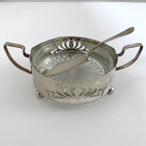 ロンドンにて購入のアンティークです。"REG.PLATO EPNS" "MADE IN ENGLAND"と刻印のあるシルバープレートの受けに、底に２ヶ所ほど小さな欠けのあるガラスの入れ物、それに"EPNS"の刻印のあるバターナイフのセットで...